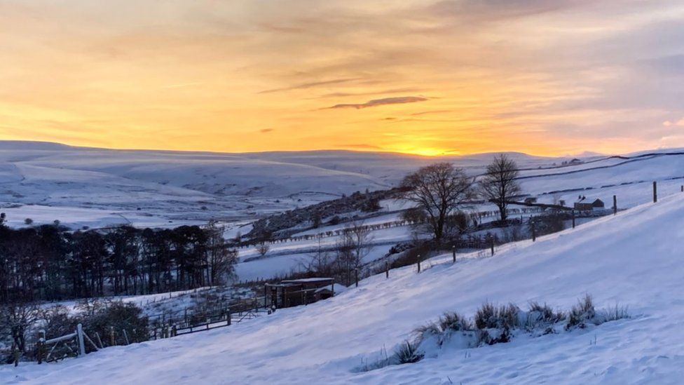Snowy sunsets photographed across the UK at the weekend - BBC Weather
