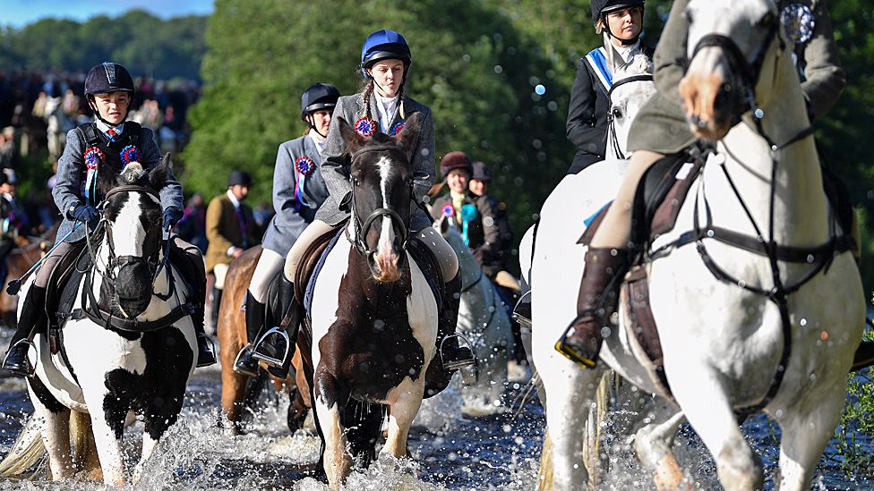 In pictures: Selkirk Common Riding - BBC News