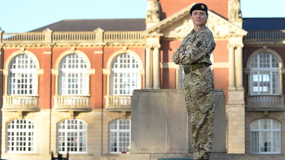Army 'saved me from crime', says top Sandhurst cadet - BBC News