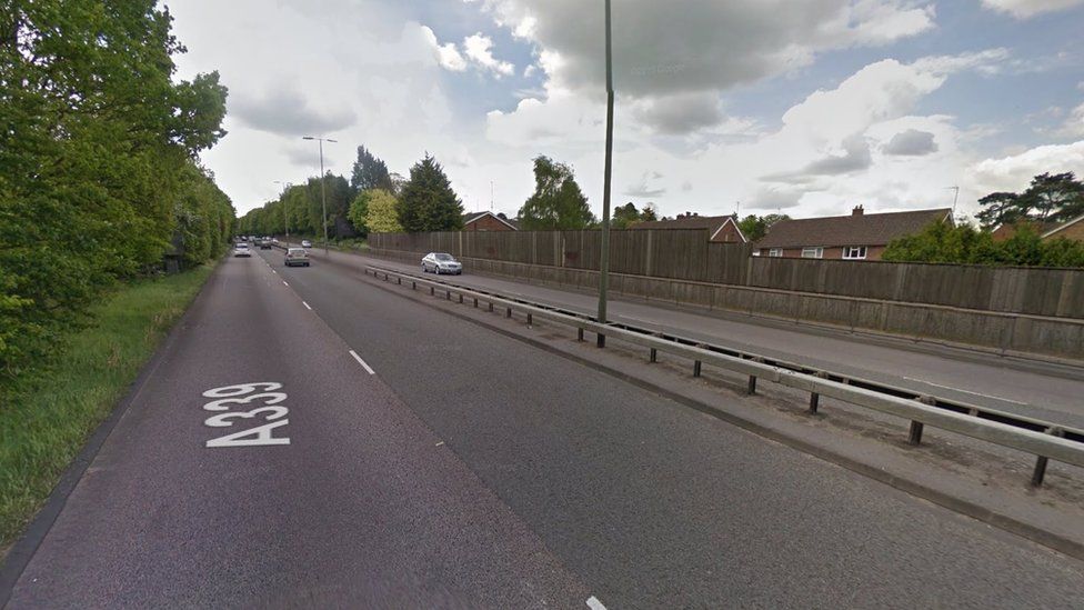 Driver dies in A339 crash in Newbury - BBC News