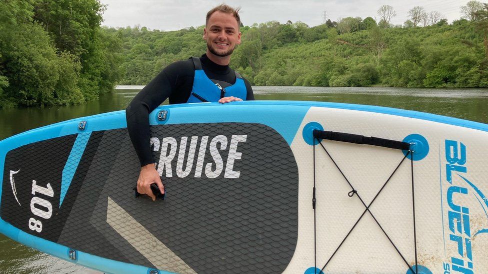 Nifer y padlfyrddwyr sy'n mynd i drafferthion wedi dyblu - BBC Cymru Fyw