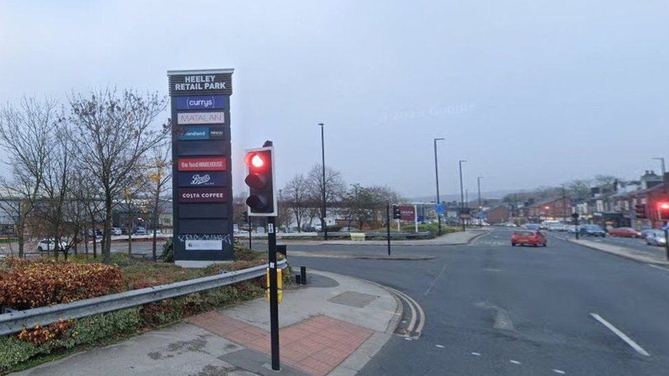 Sheffield: Man seriously hurt after being hit by car - BBC News