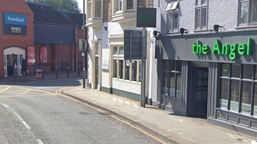 Welshpool: Man found unconscious in street dies - BBC News