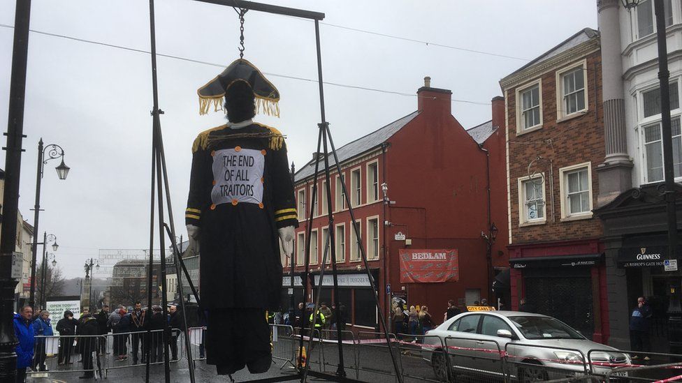 Londonderry: Apprentice Boys' Lundy parade takes place - BBC News
