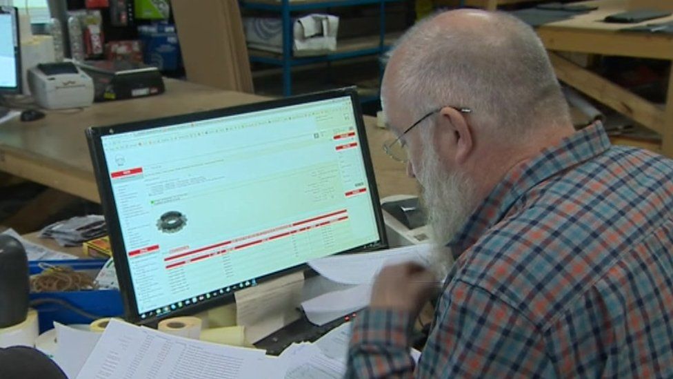 Cwmni Amazon yn 'trin gweithwyr fel robotiaid' - BBC Cymru Fyw