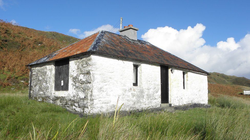 Bothy in picturesque Morar on the market for £125,000 - BBC News