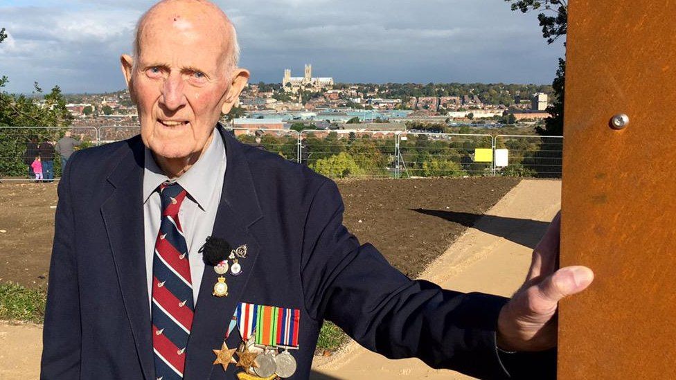 WW2 veteran Donald Nicholson witnesses Lancaster flypast - BBC News