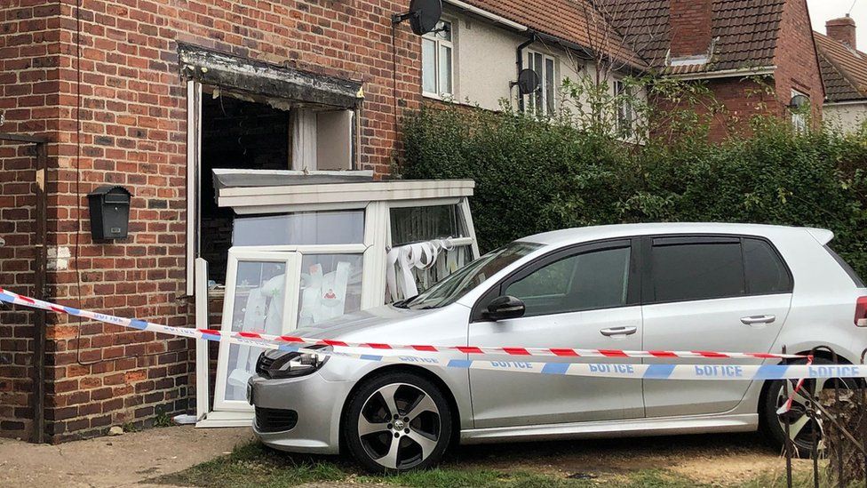 Barnsley: Two arrested after man injured in house gas explosion - BBC News