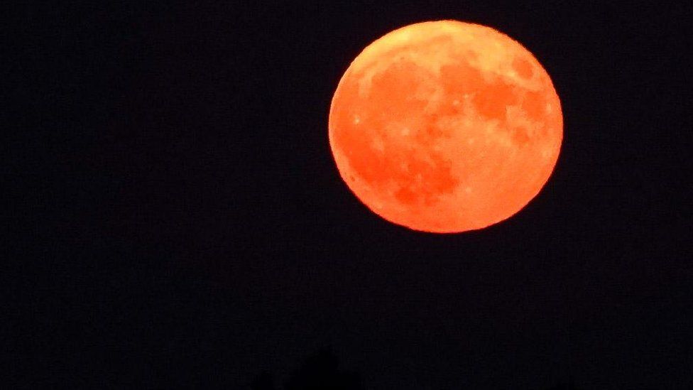 Strawberry Moon rises over Yorkshire and Lincolnshire - BBC News
