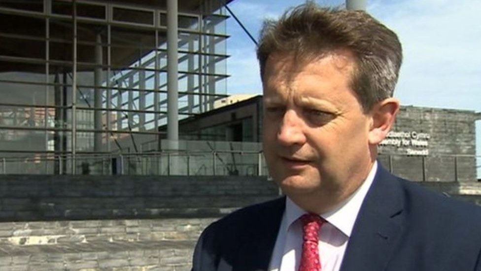 Symudiad rhag radicaliaeth yn 'ddychrynllyd' medd AC - BBC Cymru Fyw