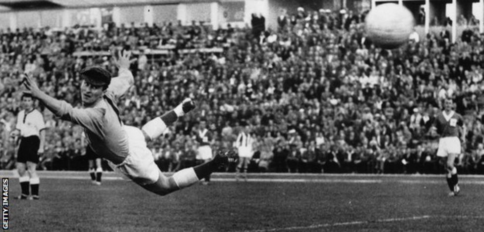 Harry Gregg: Munich air disaster hero and Northern Ireland goalkeeping ...