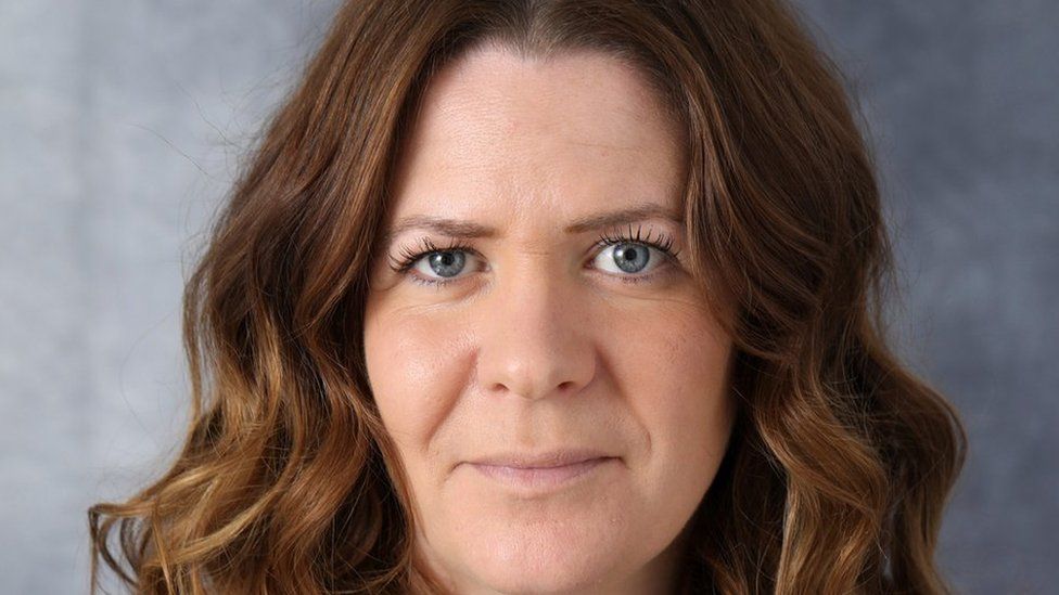 Anhwylder deubegynol: 'Hi yw bywyd y parti' - BBC Cymru Fyw