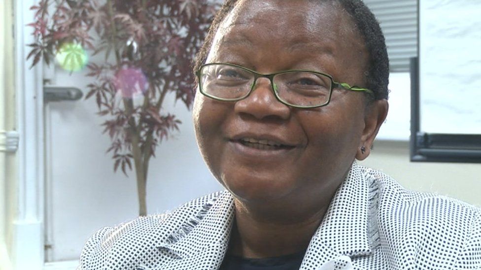 Rhybuddio staff i beidio 'beirniadu' Llywodraeth Cymru - BBC Cymru Fyw