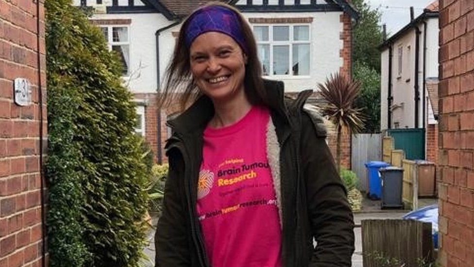 Derby mum who survived brain tumour to run for charity - BBC News