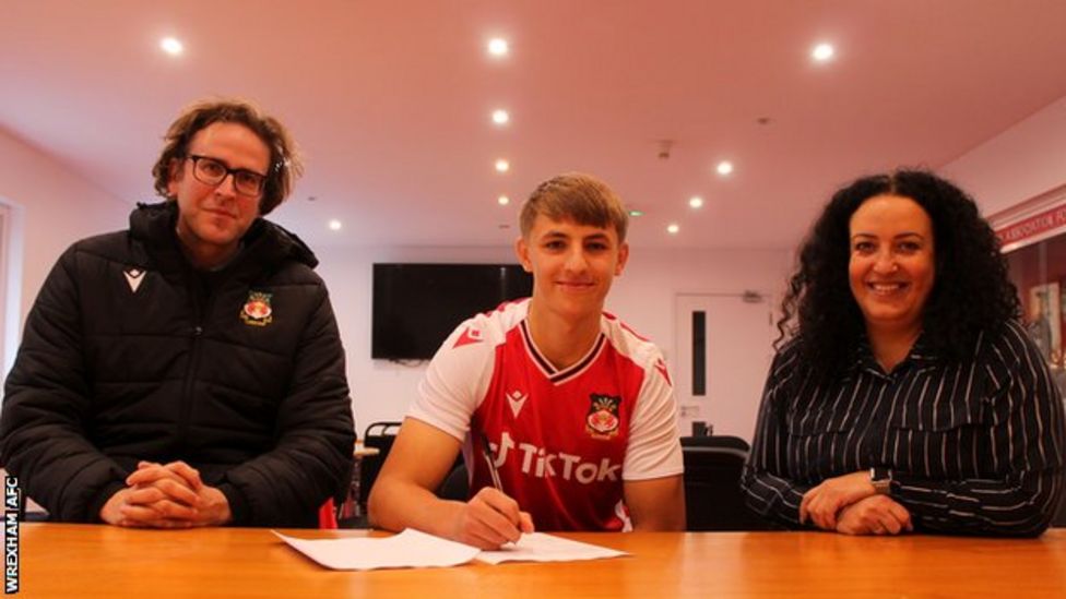 Max Cleworth: Teenage Wrexham defender signs new three-year contract ...