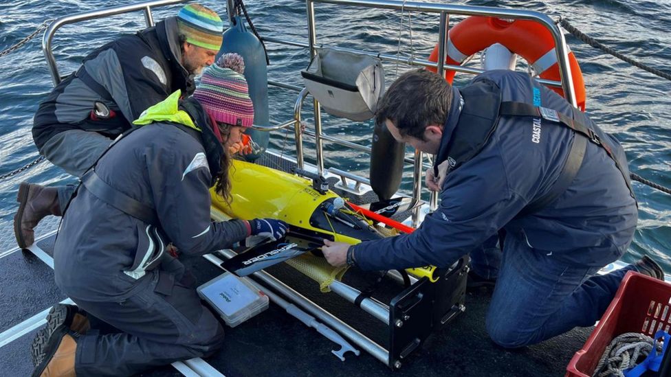 Deep-diving robots checking for climate collapse in our oceans - BBC News
