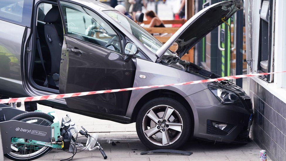 Car crashes into shop in central Brighton - BBC News