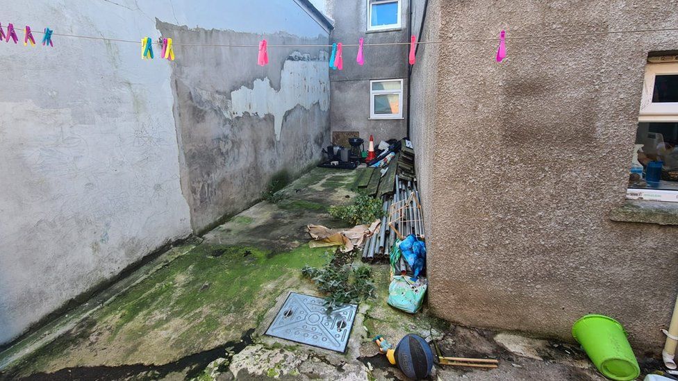 Covid: Family of seven's one-bedroom flat lockdown 'hell' - BBC News