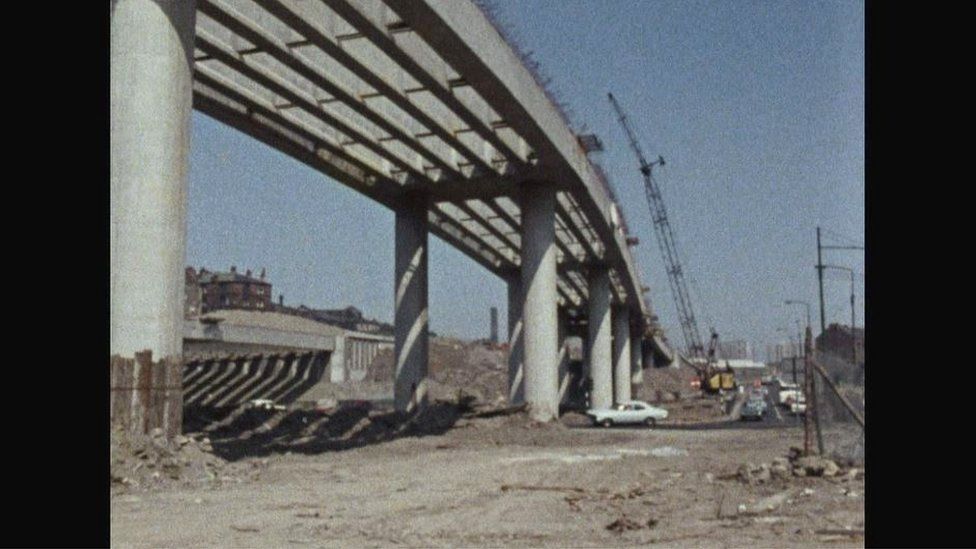 New M8 bridge lifted into place near Bellshill - BBC News