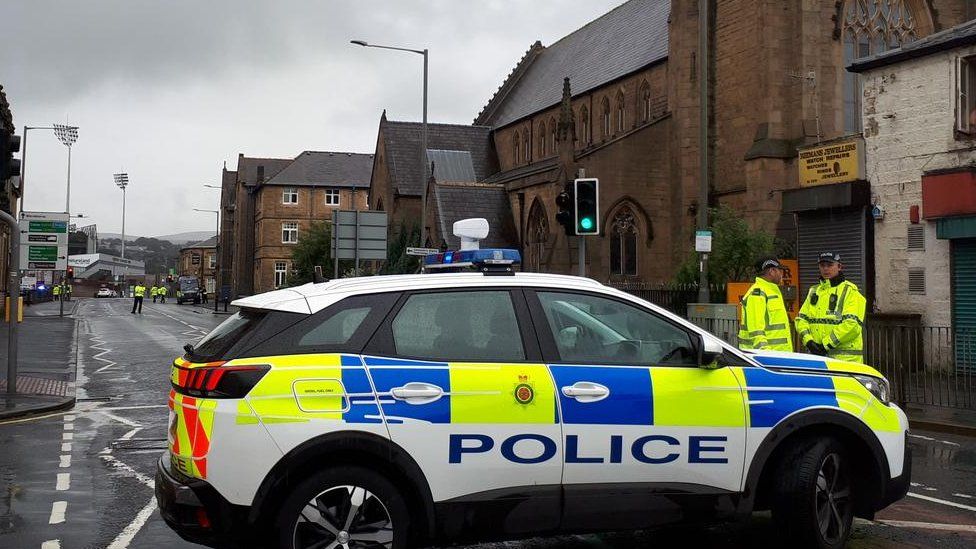 Burnley homes evacuated over suspicious suitcase - BBC News