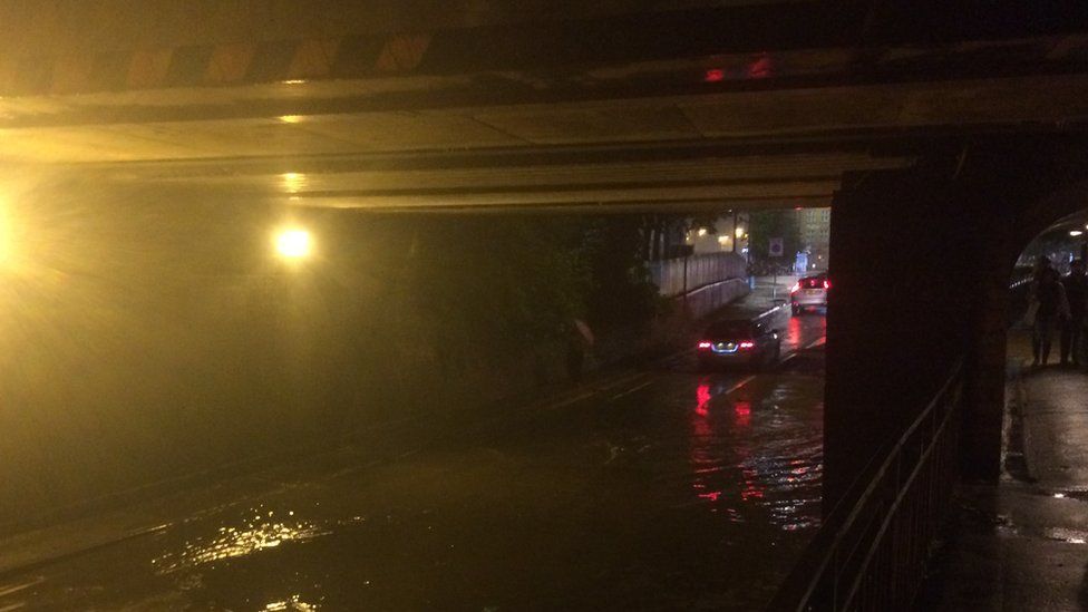 Oxfordshire flooding hits Didcot Parkway station - BBC News