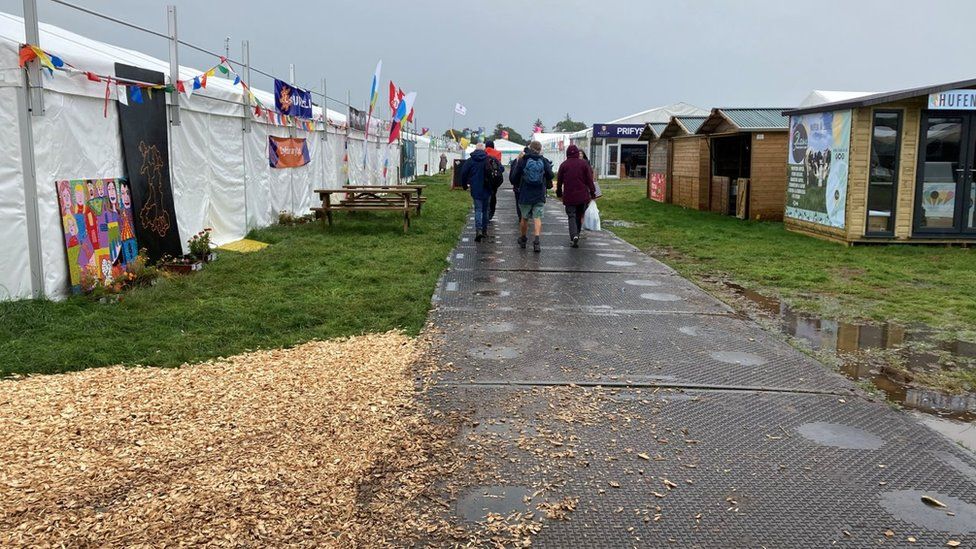 Eisteddfod: Cyngor i 'wisgo'n gall' wedi glaw trwm - BBC Cymru Fyw