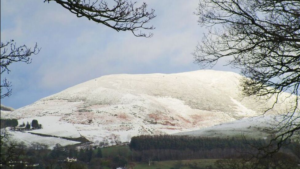 Lluniau: Golygfeydd gaeafol fis Ionawr - BBC Cymru Fyw