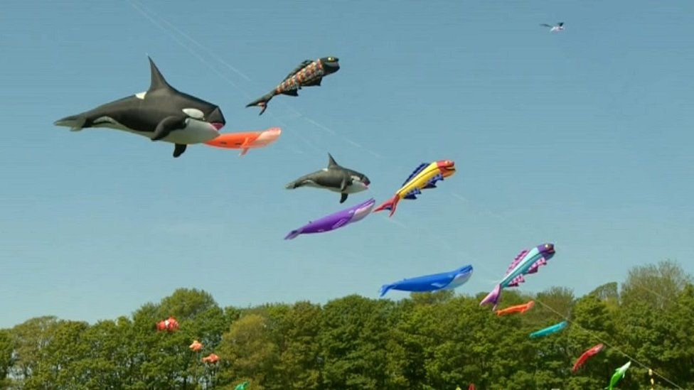 Bridlington Kite Festival entertains 15,000 visitors - BBC News