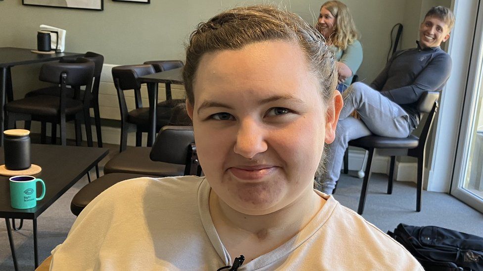 Young blind people in Scotland ‘risk losing independence’ - BBC News