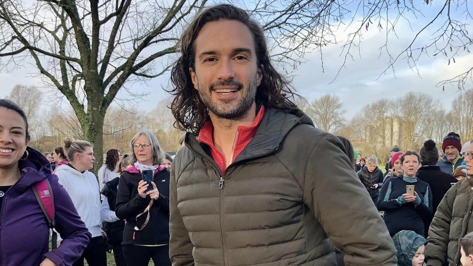 Joe Wicks joined by dozens for first 2023 run in Banbury - BBC News
