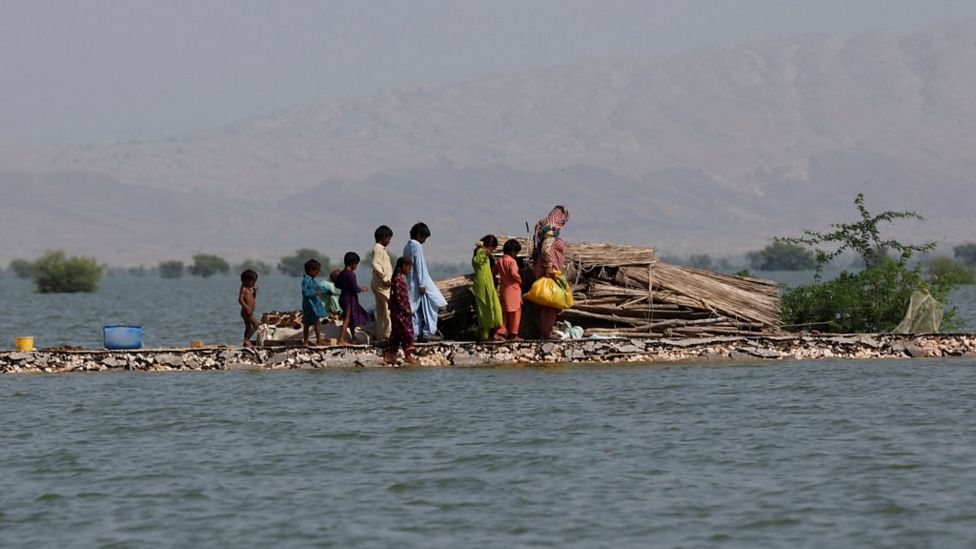 Pakistan floods: Biggest lake subsides amid race to help victims - BBC News