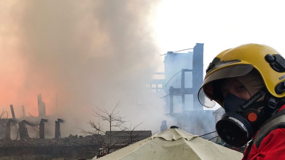 Oldham Maple Mill fire: Homes evacuated as crews fight 'major' blaze ...