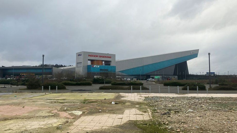 Deal struck to build one of UK's biggest ice rinks in Manchester - BBC News