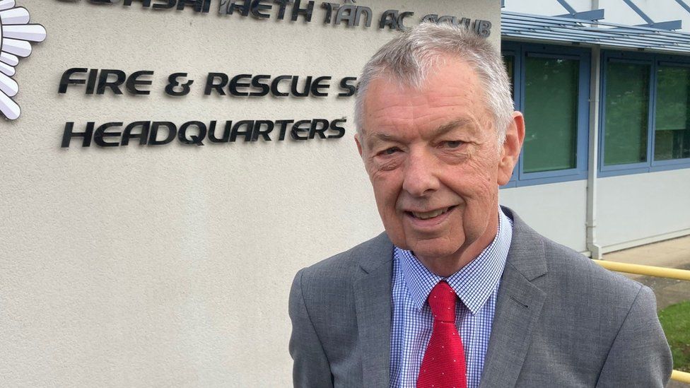 Gwasanaeth Tân: 'Dim dewis hawdd' i arbed arian - BBC Cymru Fyw