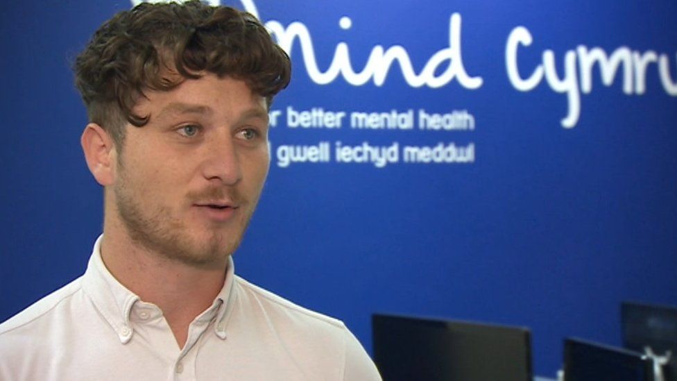 Canolfan £10m i ddelio ag iechyd meddwl pobl ifanc - BBC Cymru Fyw