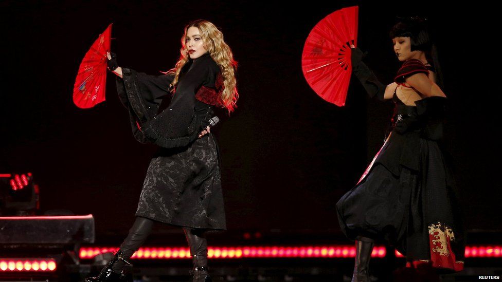 Madonna performs impromptu Paris gig - BBC News