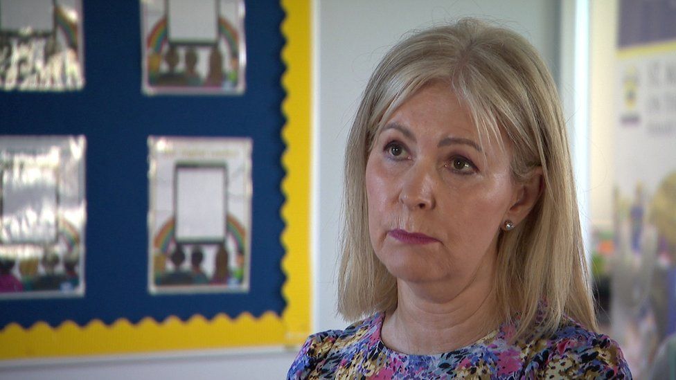 School cuts: Pupils getting helping hand from retired volunteers - BBC News