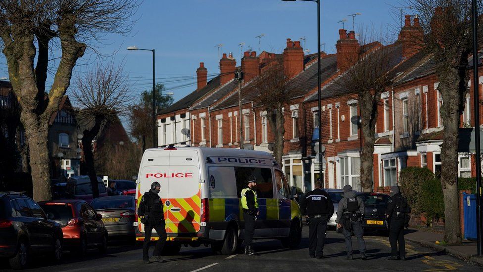 Community praised as Coventry armed stand-off enters fifth day - BBC News