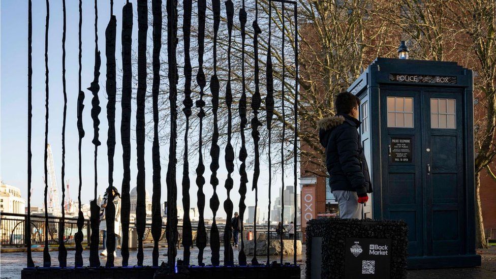 Technology 'regenerated' into Doctor Who sculpture - BBC News