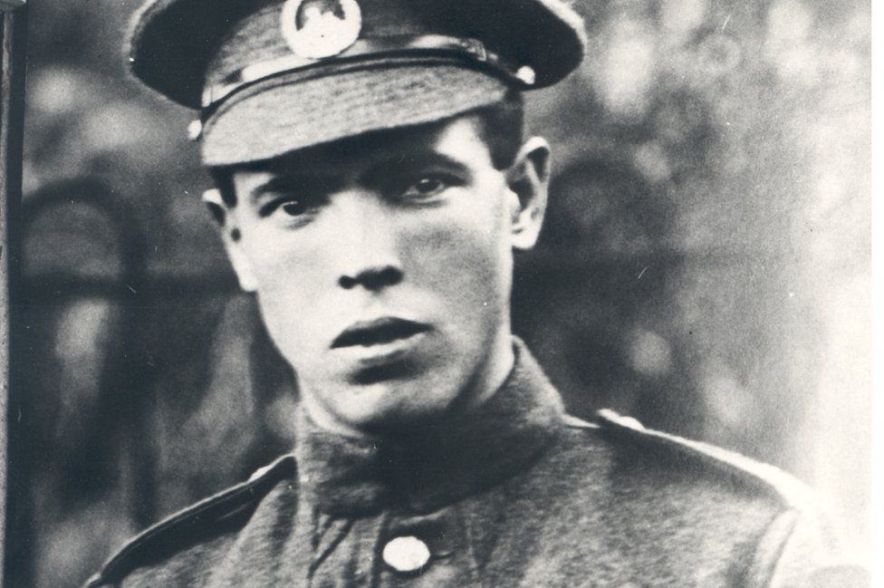 Passchendaele: Llanelli memorial honours VC soldier Ivor Rees - BBC News