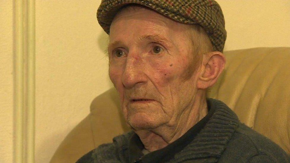 A&E units continue to struggle on waiting times - BBC News