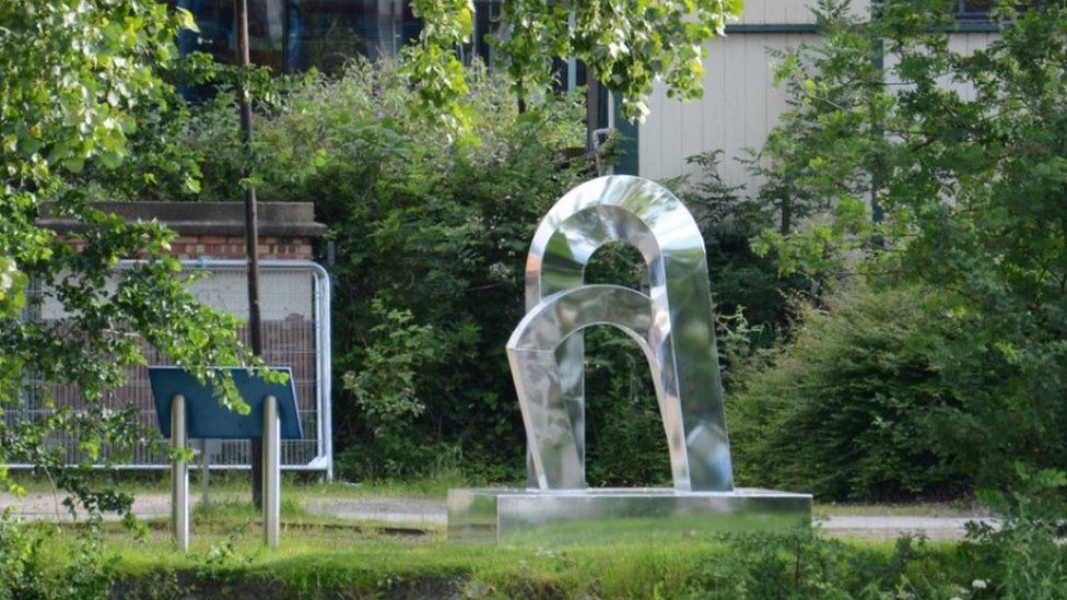 George Boole: Statue to Victorian coder unveiled in Lincoln - BBC News