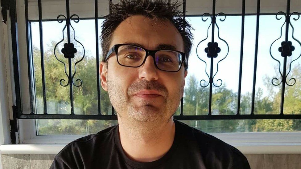 Southern rail strikes: Commuters' tales of 'hell' - BBC News