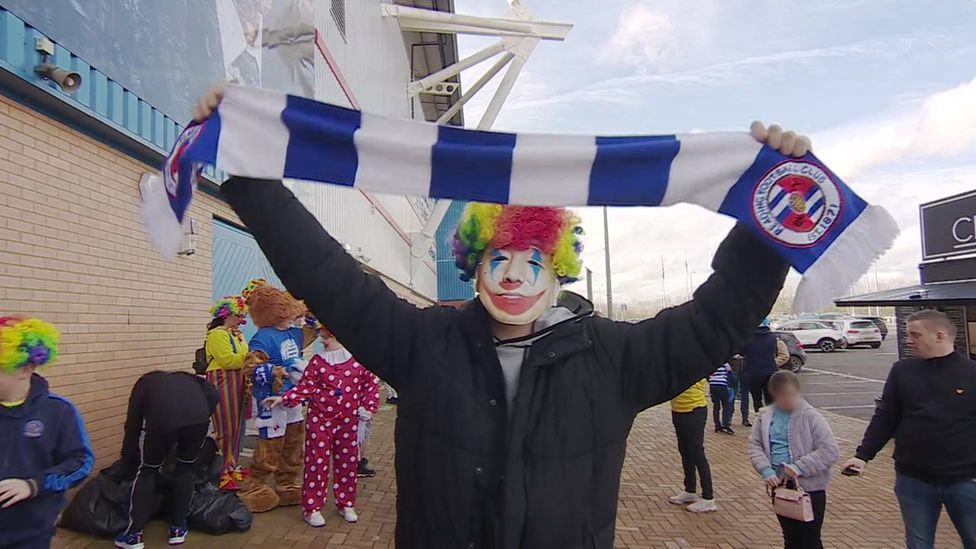 Reading FC fans' clown protest against football club owner - BBC News