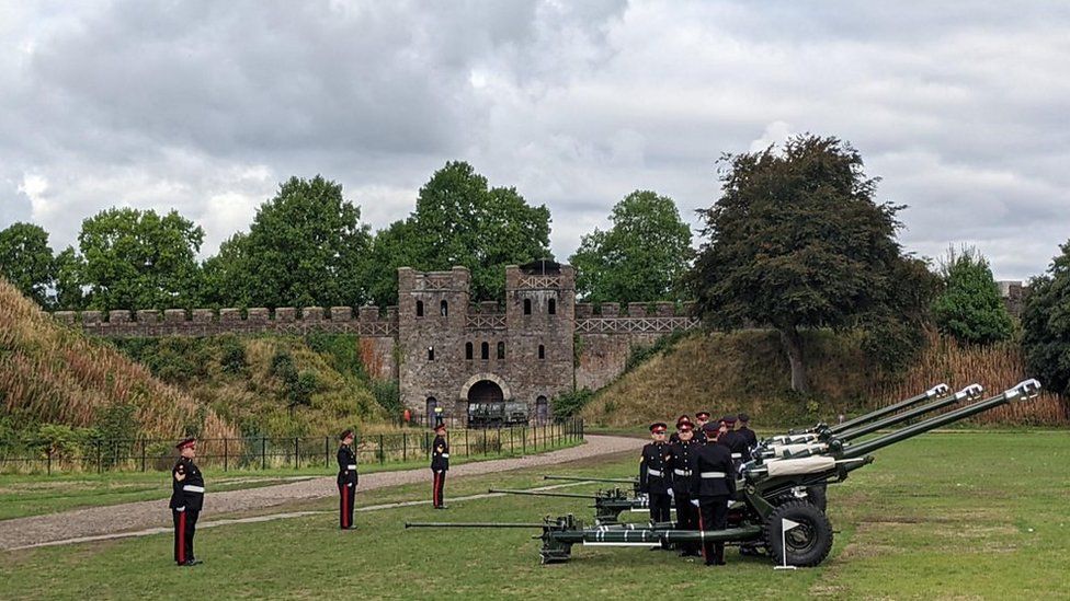 Proclamasiwn i'r Brenin Charles III yng Nghaerdydd - BBC Cymru Fyw