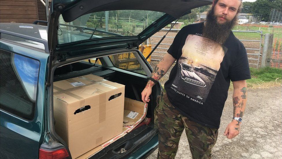 Hundreds flock to buy chickens from Derbyshire farm - BBC News