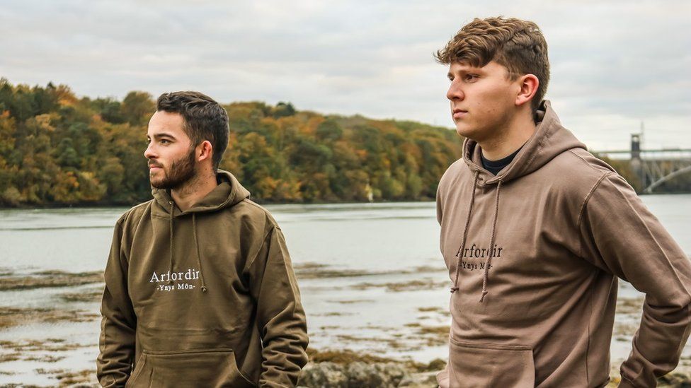 Y prosiect ysgol a drodd yn frand dillad rhyngwladol - BBC Cymru Fyw