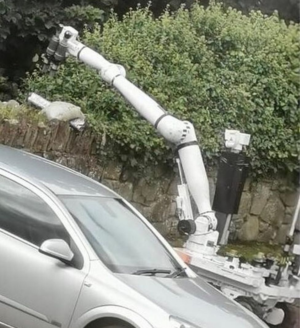 Strabane: Two arrests and searches in New IRA investigation - BBC News