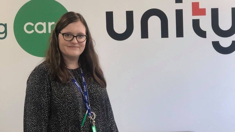 Lockdown job loss: Dream employment for teenager Lydia Herbert - BBC News