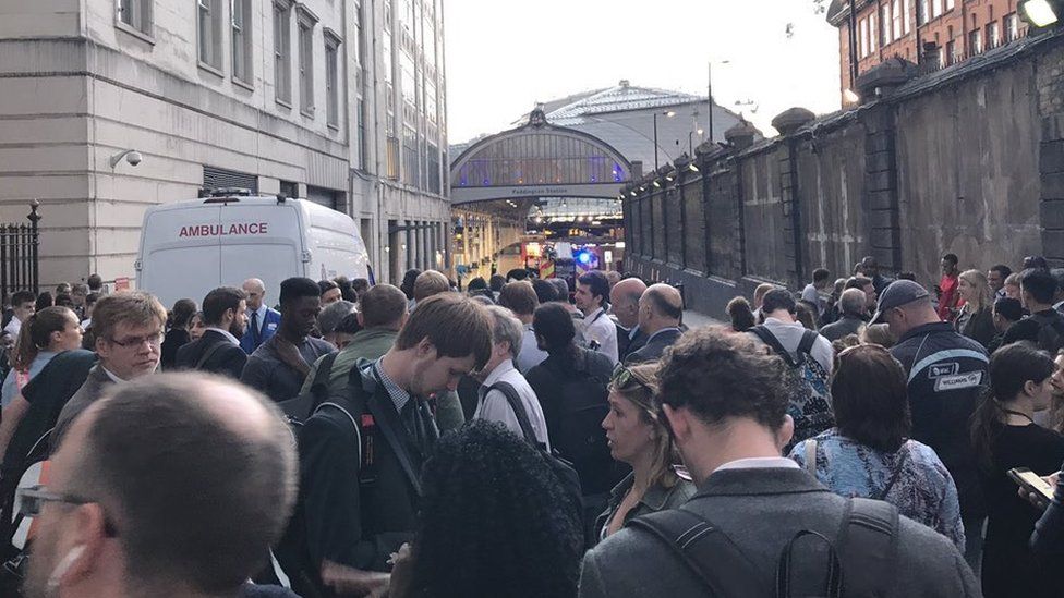 Electrical fire closes London Paddington station - BBC News